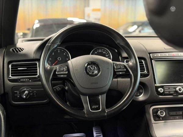Black Volkswagen Touareg 2015 in Klaipeda, with an engine capacity of 4.13 L and mileage of 311 thousand km for 17950 €, photo 7 on AUTOMOTO.COM.LV