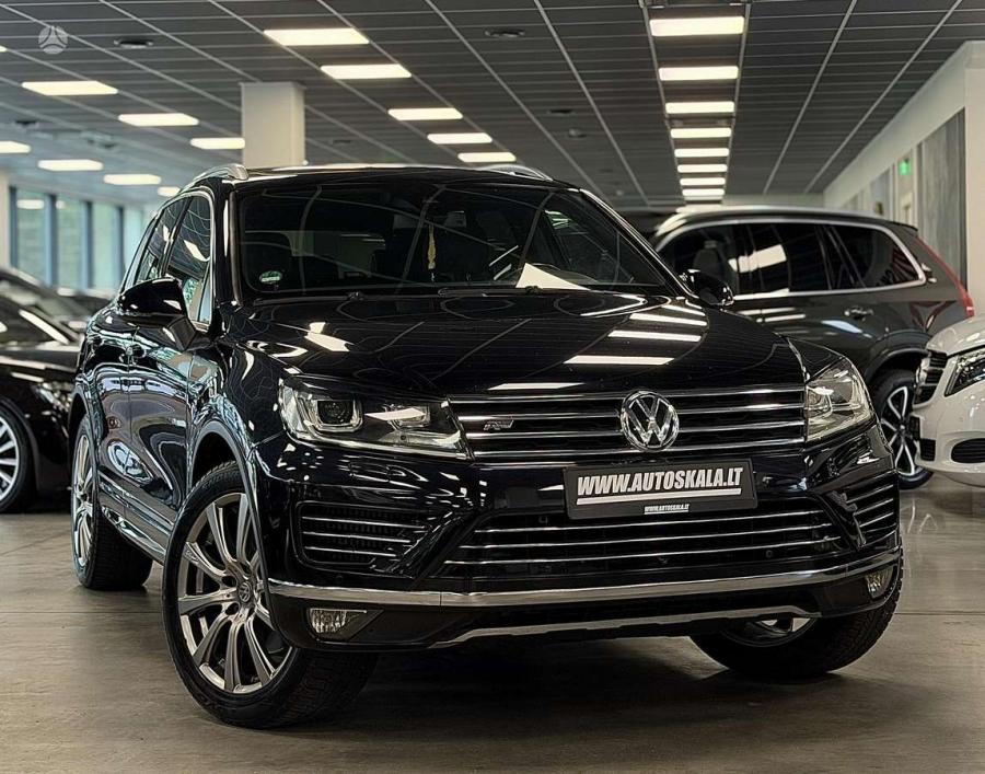 Black Volkswagen Touareg 2015 in Klaipeda, with an engine capacity of 4.13 L and mileage of 311 thousand km for 17950 €, photo 1 on AUTOMOTO.COM.LV