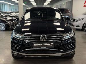 Black Volkswagen Touareg 2015 in Klaipeda, with an engine capacity of 4.13 L and mileage of 311 thousand km for 17950 €, photo 3 on AUTOMOTO.COM.LV