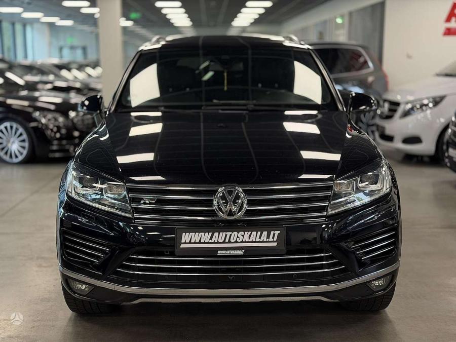 Black Volkswagen Touareg 2015 in Klaipeda, with an engine capacity of 4.13 L and mileage of 311 thousand km for 17950 €, photo 3 on AUTOMOTO.COM.LV