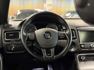 Black Volkswagen Touareg 2015 in Klaipeda, with an engine capacity of 4.13 L and mileage of 311 thousand km for 17950 €, photo 8 on AUTOMOTO.COM.LV