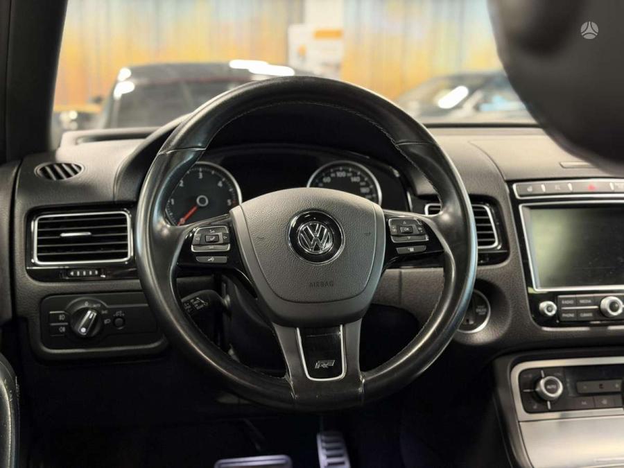 Black Volkswagen Touareg 2015 in Klaipeda, with an engine capacity of 4.13 L and mileage of 311 thousand km for 17950 €, photo 8 on AUTOMOTO.COM.LV