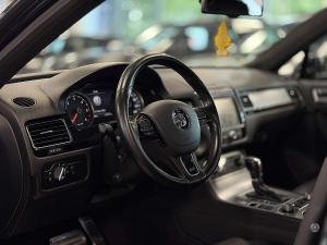 Black Volkswagen Touareg 2015 in Klaipeda, with an engine capacity of 4.13 L and mileage of 311 thousand km for 17950 €, photo 10 on AUTOMOTO.COM.LV