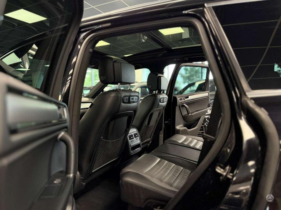 Black Volkswagen Touareg 2015 in Klaipeda, with an engine capacity of 4.13 L and mileage of 311 thousand km for 17950 €, photo 11 on AUTOMOTO.COM.LV