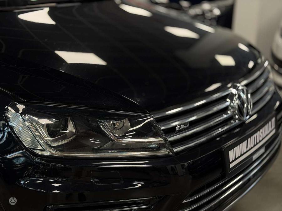 Black Volkswagen Touareg 2015 in Klaipeda, with an engine capacity of 4.13 L and mileage of 311 thousand km for 17950 €, photo 17 on AUTOMOTO.COM.LV