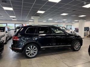 Black Volkswagen Touareg 2015 in Klaipeda, with an engine capacity of 4.13 L and mileage of 311 thousand km for 17950 €, photo 19 on AUTOMOTO.COM.LV