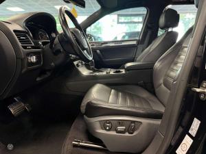 Black Volkswagen Touareg 2015 in Klaipeda, with an engine capacity of 4.13 L and mileage of 311 thousand km for 17950 €, photo 22 on AUTOMOTO.COM.LV