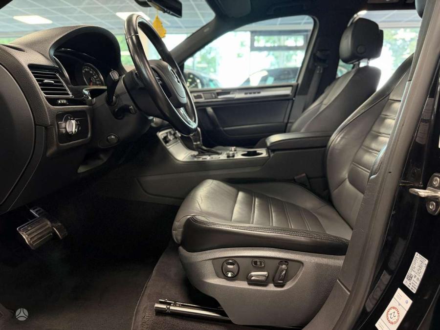 Black Volkswagen Touareg 2015 in Klaipeda, with an engine capacity of 4.13 L and mileage of 311 thousand km for 17950 €, photo 22 on AUTOMOTO.COM.LV