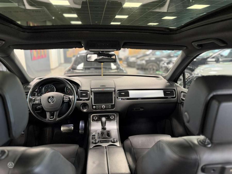 Black Volkswagen Touareg 2015 in Klaipeda, with an engine capacity of 4.13 L and mileage of 311 thousand km for 17950 €, photo 25 on AUTOMOTO.COM.LV