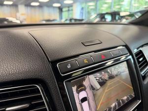 Black Volkswagen Touareg 2015 in Klaipeda, with an engine capacity of 4.13 L and mileage of 311 thousand km for 17950 €, photo 28 on AUTOMOTO.COM.LV