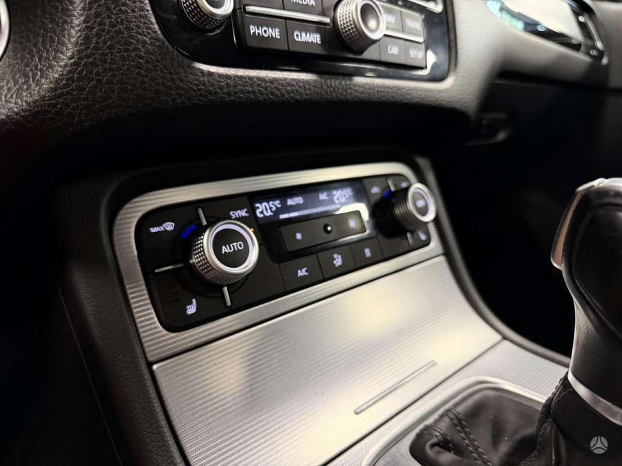 Black Volkswagen Touareg 2015 in Klaipeda, with an engine capacity of 4.13 L and mileage of 311 thousand km for 17950 €, photo 29 on AUTOMOTO.COM.LV