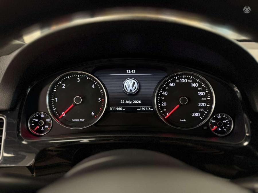 Black Volkswagen Touareg 2015 in Klaipeda, with an engine capacity of 4.13 L and mileage of 311 thousand km for 17950 €, photo 31 on AUTOMOTO.COM.LV