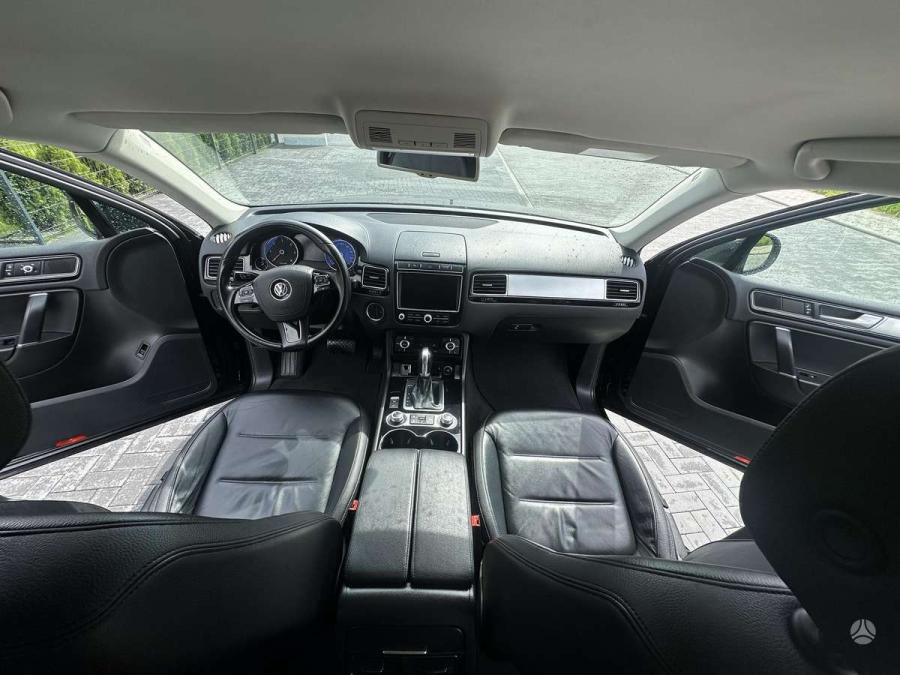 Melns Volkswagen Touareg 2015 Kauņa, ar dzinēja tilpumu 2.97 L un nobraukumu 242 tūkst. km par 17000 €, foto 9 vietnē AUTOMOTO.COM.LV