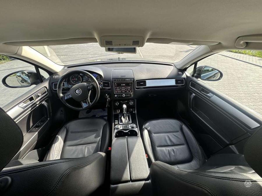 Melns Volkswagen Touareg 2015 Kauņa, ar dzinēja tilpumu 2.97 L un nobraukumu 242 tūkst. km par 17000 €, foto 10 vietnē AUTOMOTO.COM.LV