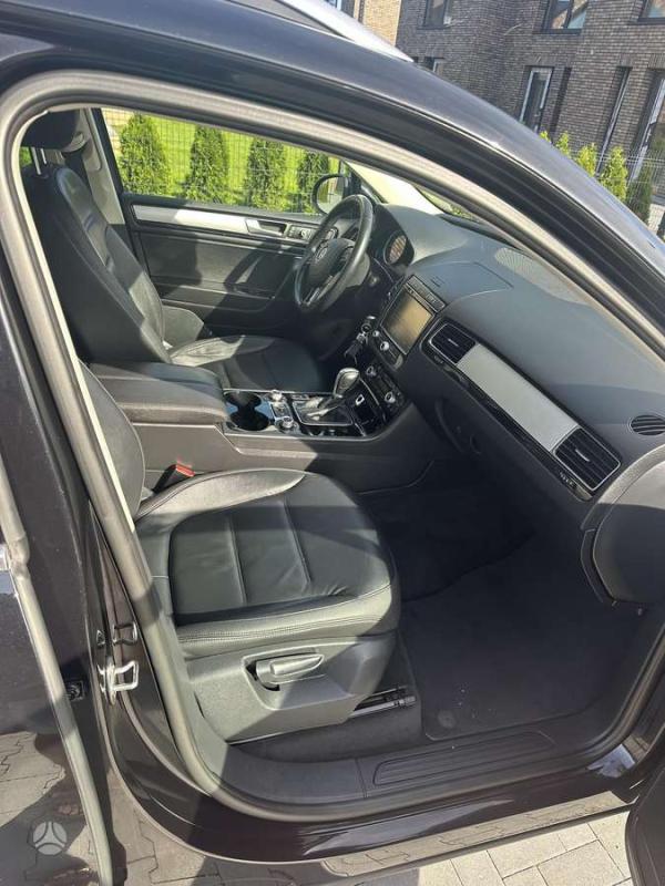 Melns Volkswagen Touareg 2015 Kauņa, ar dzinēja tilpumu 2.97 L un nobraukumu 242 tūkst. km par 17000 €, foto 10 vietnē AUTOMOTO.COM.LV