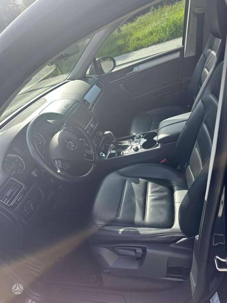 Melns Volkswagen Touareg 2015 Kauņa, ar dzinēja tilpumu 2.97 L un nobraukumu 242 tūkst. km par 17000 €, foto 12 vietnē AUTOMOTO.COM.LV