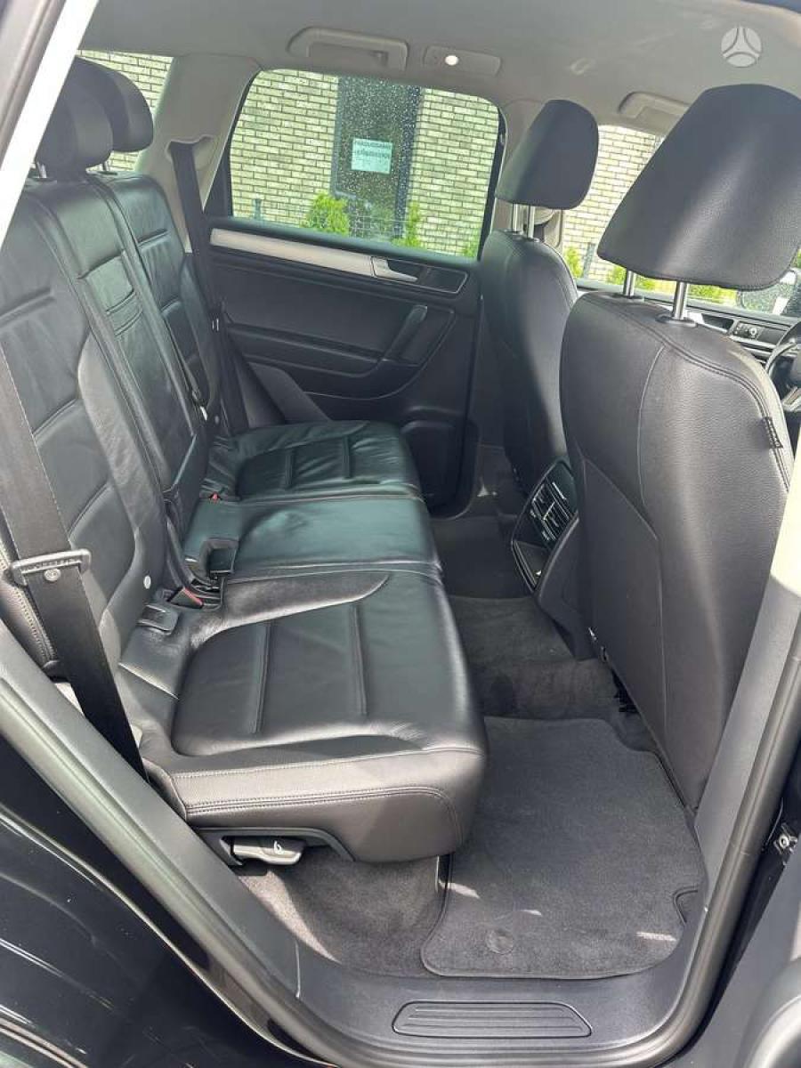 Melns Volkswagen Touareg 2015 Kauņa, ar dzinēja tilpumu 2.97 L un nobraukumu 242 tūkst. km par 17000 €, foto 13 vietnē AUTOMOTO.COM.LV