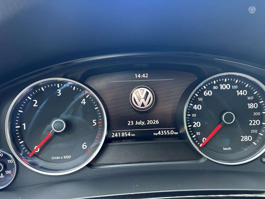Melns Volkswagen Touareg 2015 Kauņa, ar dzinēja tilpumu 2.97 L un nobraukumu 242 tūkst. km par 17000 €, foto 17 vietnē AUTOMOTO.COM.LV