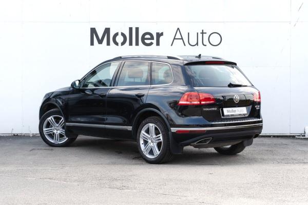 Black Volkswagen Touareg 2015 in Riga, with an engine capacity of 3.00 L and mileage of 194 thousand km for 15650 €, photo 3 on AUTOMOTO.COM.LV