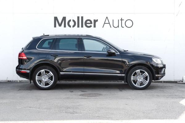 Black Volkswagen Touareg 2015 in Riga, with an engine capacity of 3.00 L and mileage of 194 thousand km for 15650 €, photo 5 on AUTOMOTO.COM.LV