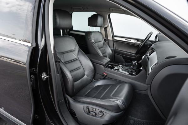 Black Volkswagen Touareg 2015 in Riga, with an engine capacity of 3.00 L and mileage of 194 thousand km for 15650 €, photo 6 on AUTOMOTO.COM.LV