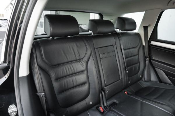 Black Volkswagen Touareg 2015 in Riga, with an engine capacity of 3.00 L and mileage of 194 thousand km for 15650 €, photo 8 on AUTOMOTO.COM.LV