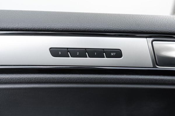 Black Volkswagen Touareg 2015 in Riga, with an engine capacity of 3.00 L and mileage of 194 thousand km for 15650 €, photo 10 on AUTOMOTO.COM.LV