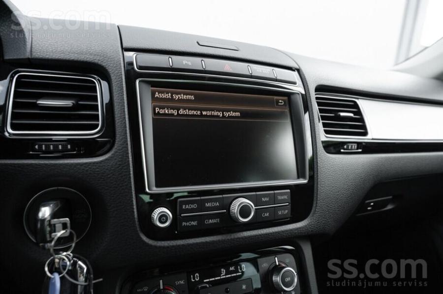 Melns Volkswagen Touareg 2015 Rīga, ar dzinēja tilpumu 3.00 L un nobraukumu 194 tūkst. km par 15650 €, foto 20 vietnē AUTOMOTO.COM.LV
