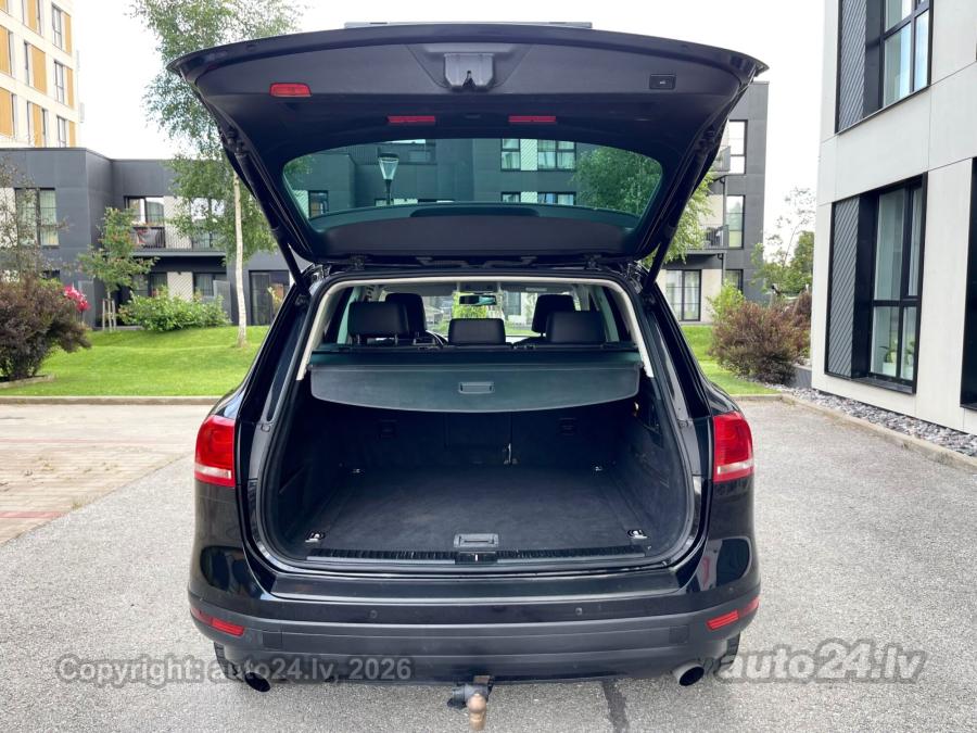 Melns Volkswagen Touareg 2015 Tartu, ar dzinēja tilpumu 3.00 L un nobraukumu 310 tūkst. km par 11999 €, foto 12 vietnē AUTOMOTO.COM.LV
