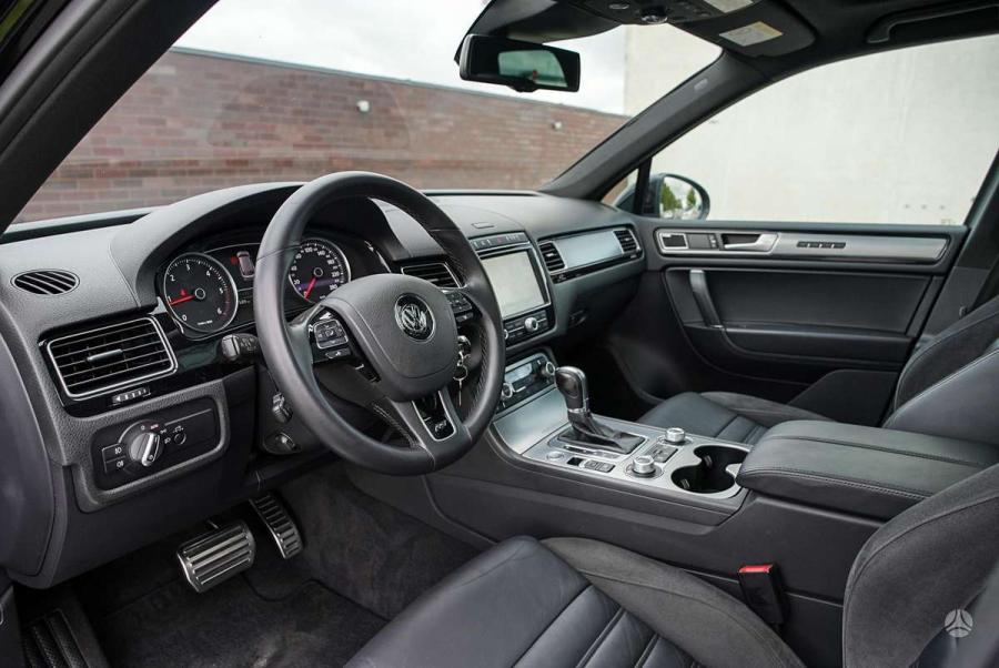 Melns Volkswagen Touareg 2015 Marijampole, ar dzinēja tilpumu 2.97 L un nobraukumu 265 tūkst. km par 15250 €, foto 26 vietnē AUTOMOTO.COM.LV