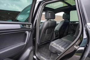 Melns Volkswagen Touareg 2015 Marijampole, ar dzinēja tilpumu 2.97 L un nobraukumu 265 tūkst. km par 15250 €, foto 35 vietnē AUTOMOTO.COM.LV