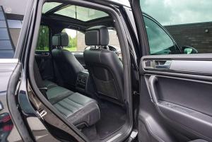 Melns Volkswagen Touareg 2015 Marijampole, ar dzinēja tilpumu 2.97 L un nobraukumu 265 tūkst. km par 15250 €, foto 38 vietnē AUTOMOTO.COM.LV