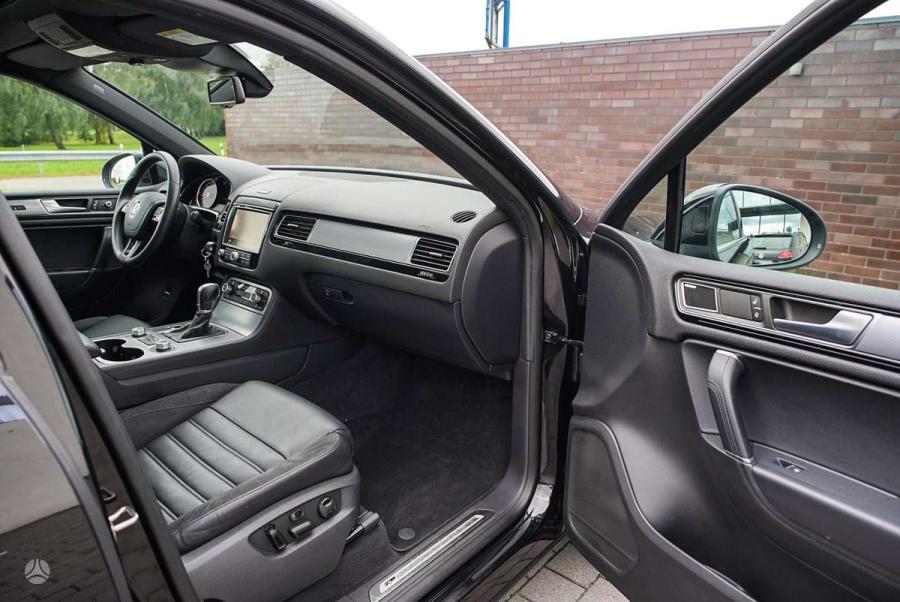 Melns Volkswagen Touareg 2015 Marijampole, ar dzinēja tilpumu 2.97 L un nobraukumu 265 tūkst. km par 15250 €, foto 40 vietnē AUTOMOTO.COM.LV