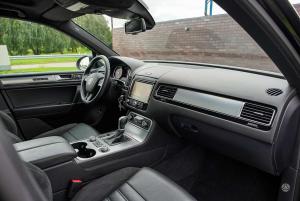 Melns Volkswagen Touareg 2015 Marijampole, ar dzinēja tilpumu 2.97 L un nobraukumu 265 tūkst. km par 15250 €, foto 41 vietnē AUTOMOTO.COM.LV