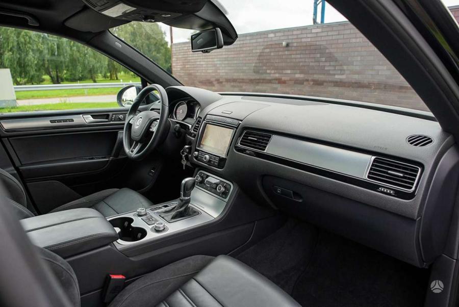 Melns Volkswagen Touareg 2015 Marijampole, ar dzinēja tilpumu 2.97 L un nobraukumu 265 tūkst. km par 15250 €, foto 41 vietnē AUTOMOTO.COM.LV