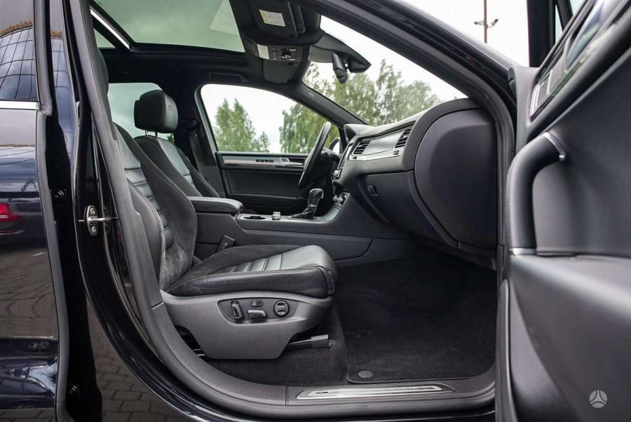 Melns Volkswagen Touareg 2015 Marijampole, ar dzinēja tilpumu 2.97 L un nobraukumu 265 tūkst. km par 15250 €, foto 42 vietnē AUTOMOTO.COM.LV