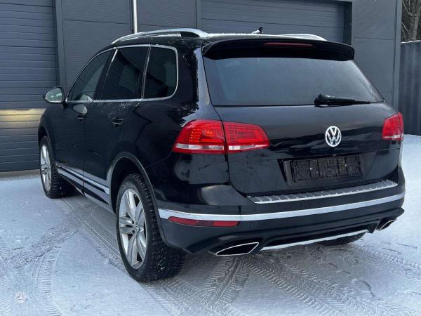 Black Volkswagen Touareg 2016 in Utena, with an engine capacity of 2.97 L and mileage of 310 thousand km for 15200 €, photo 2 on AUTOMOTO.COM.LV