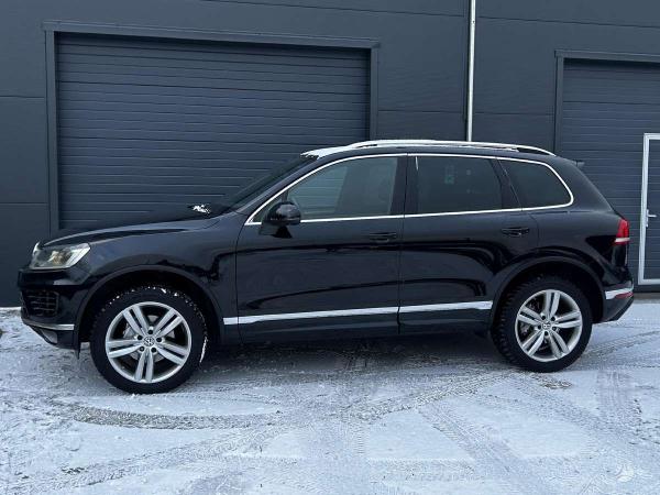 Black Volkswagen Touareg 2016 in Utena, with an engine capacity of 2.97 L and mileage of 310 thousand km for 15200 €, photo 4 on AUTOMOTO.COM.LV
