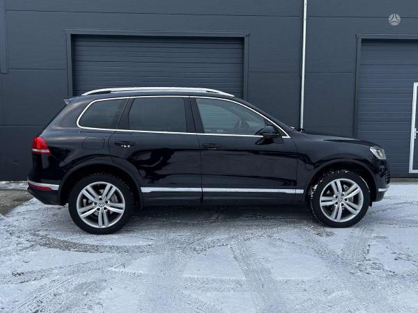 Black Volkswagen Touareg 2016 in Utena, with an engine capacity of 2.97 L and mileage of 310 thousand km for 15200 €, photo 5 on AUTOMOTO.COM.LV