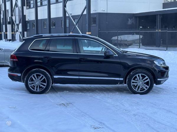 Melns Volkswagen Touareg 2016 Jonava, ar dzinēja tilpumu 3.00 L un nobraukumu 290 tūkst. km par 15999 €, foto 10 vietnē AUTOMOTO.COM.LV