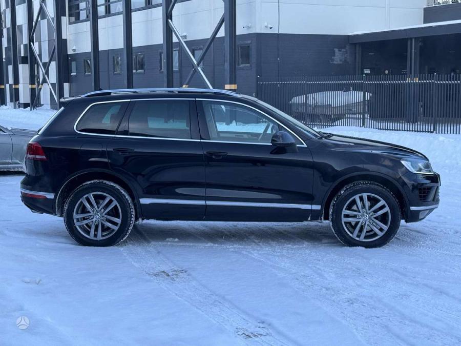 Melns Volkswagen Touareg 2016 Jonava, ar dzinēja tilpumu 3.00 L un nobraukumu 290 tūkst. km par 15999 €, foto 10 vietnē AUTOMOTO.COM.LV