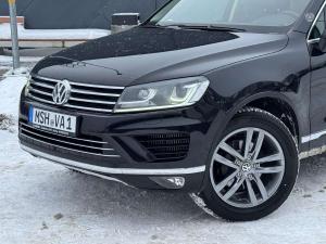 Black Volkswagen Touareg 2016 in Jonava, with an engine capacity of 3.00 L and mileage of 290 thousand km for 15850 €, photo 4 on AUTOMOTO.COM.LV