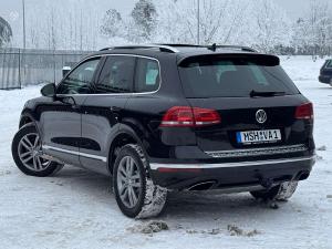 Black Volkswagen Touareg 2016 in Jonava, with an engine capacity of 3.00 L and mileage of 290 thousand km for 15850 €, photo 5 on AUTOMOTO.COM.LV
