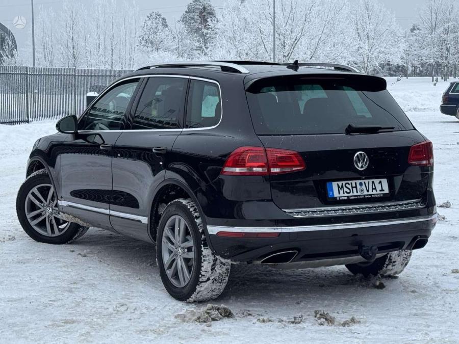 Black Volkswagen Touareg 2016 in Jonava, with an engine capacity of 3.00 L and mileage of 290 thousand km for 15850 €, photo 5 on AUTOMOTO.COM.LV