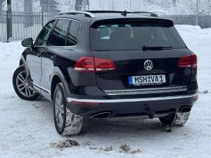 Black Volkswagen Touareg 2016 in Jonava, with an engine capacity of 3.00 L and mileage of 290 thousand km for 15850 €, photo 6 on AUTOMOTO.COM.LV