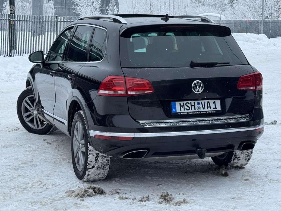Black Volkswagen Touareg 2016 in Jonava, with an engine capacity of 3.00 L and mileage of 290 thousand km for 15850 €, photo 6 on AUTOMOTO.COM.LV