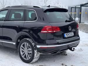 Black Volkswagen Touareg 2016 in Jonava, with an engine capacity of 3.00 L and mileage of 290 thousand km for 15850 €, photo 7 on AUTOMOTO.COM.LV
