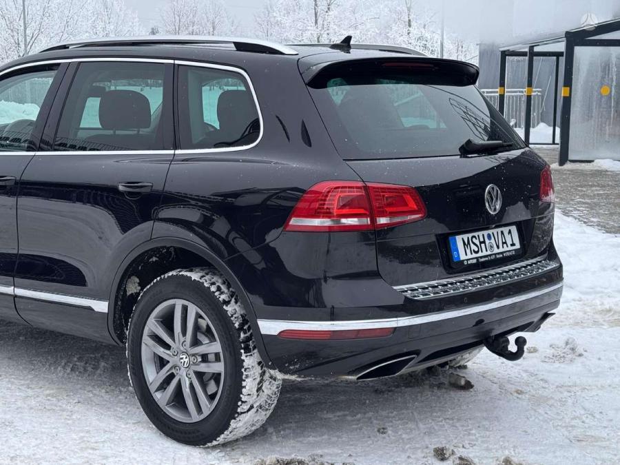 Black Volkswagen Touareg 2016 in Jonava, with an engine capacity of 3.00 L and mileage of 290 thousand km for 15850 €, photo 7 on AUTOMOTO.COM.LV