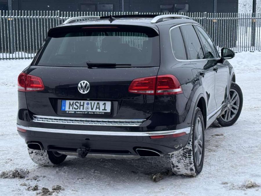 Black Volkswagen Touareg 2016 in Jonava, with an engine capacity of 3.00 L and mileage of 290 thousand km for 15850 €, photo 8 on AUTOMOTO.COM.LV