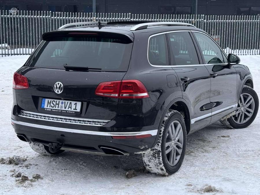 Black Volkswagen Touareg 2016 in Jonava, with an engine capacity of 3.00 L and mileage of 290 thousand km for 15850 €, photo 9 on AUTOMOTO.COM.LV